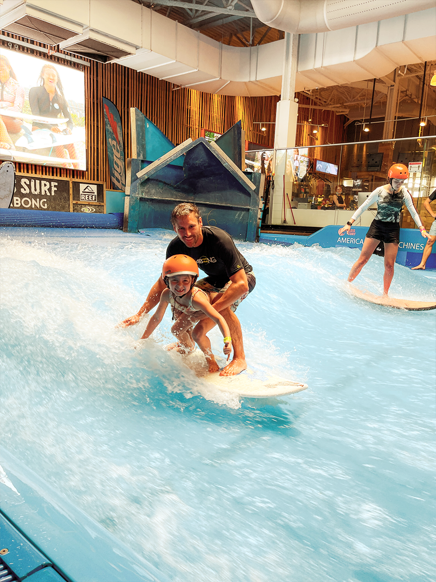 Surf intérieur et restaurant Dix30 Brossard Montréal | Oasis Surf